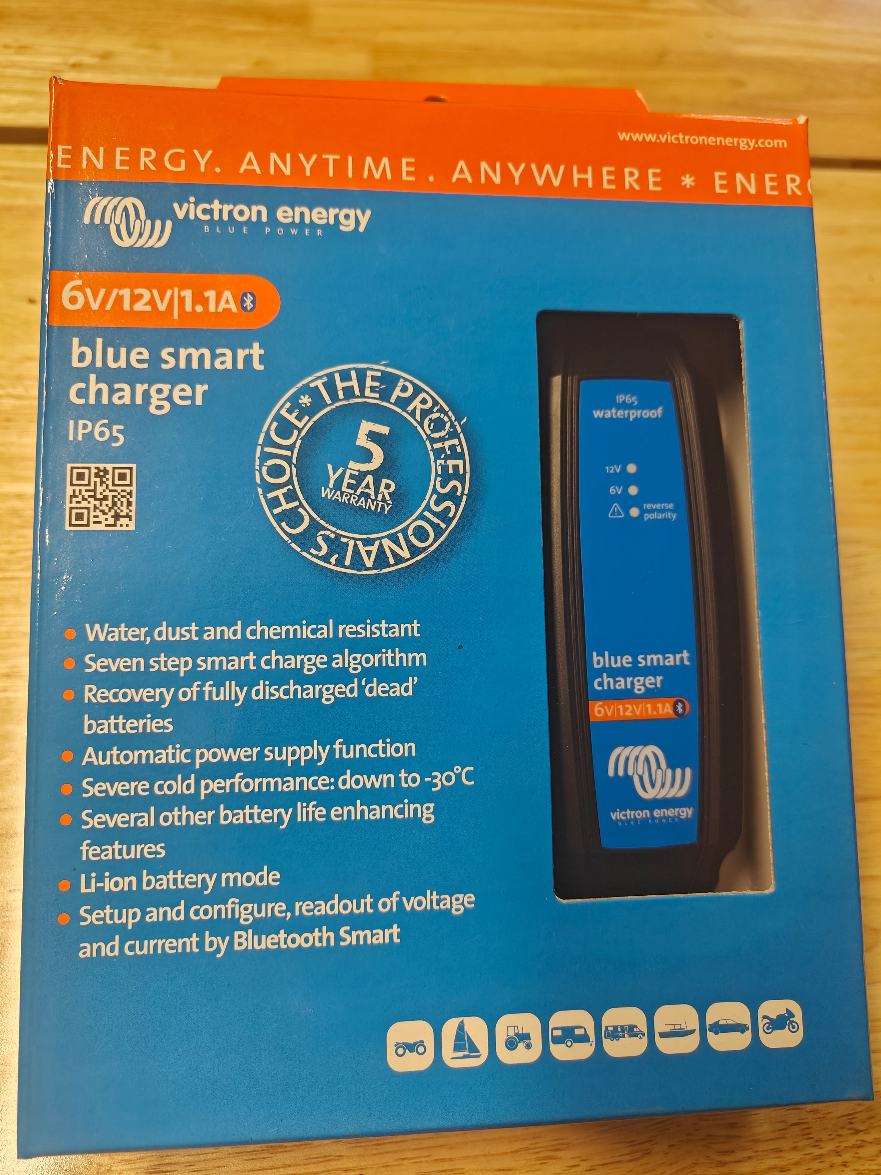 Victron BPC120134124R Blue Smart IP65 Charger 6V/12V-1,1 120V NEMA 1-1 ...
